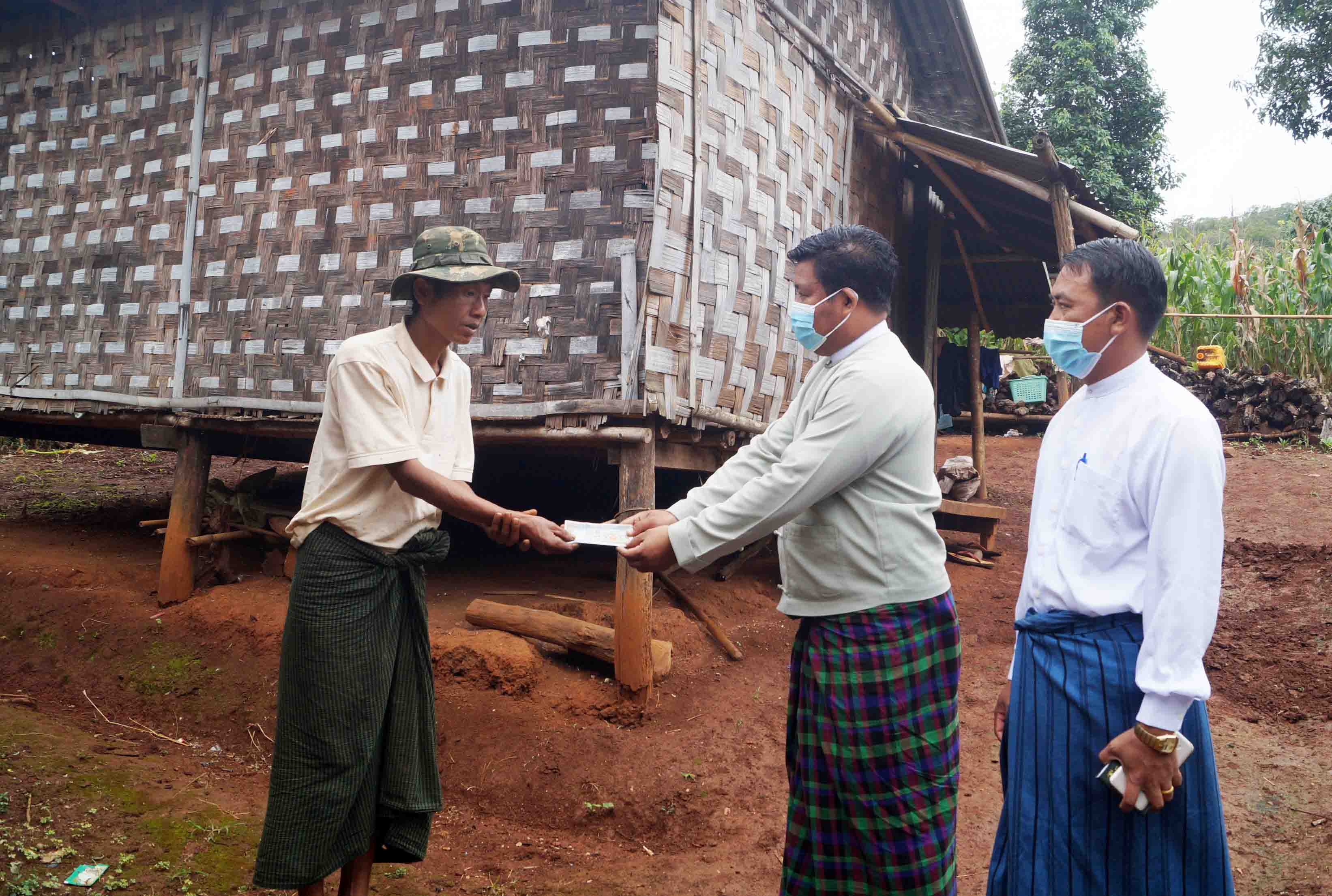 ကုန်းဆွတ်ကျေးရွာအုပ်စုအတွင်းရှိ ပုံမှန်ဝင်ငွေမရှိသော အိမ်ထောင်စုများအား